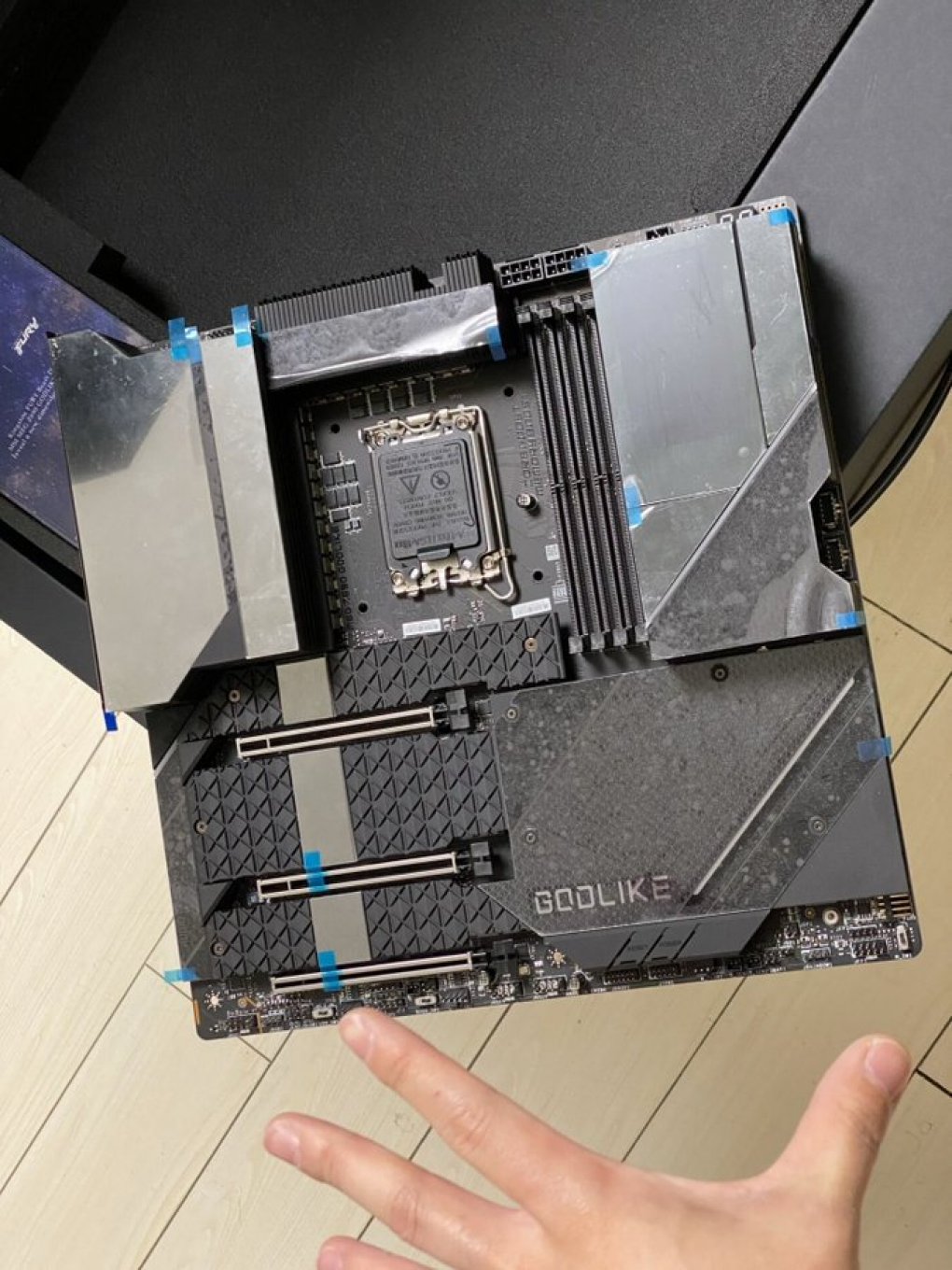MSI MEG Z690 Godlike fotografiert: Knapp 100 Quadratzentimeter ...