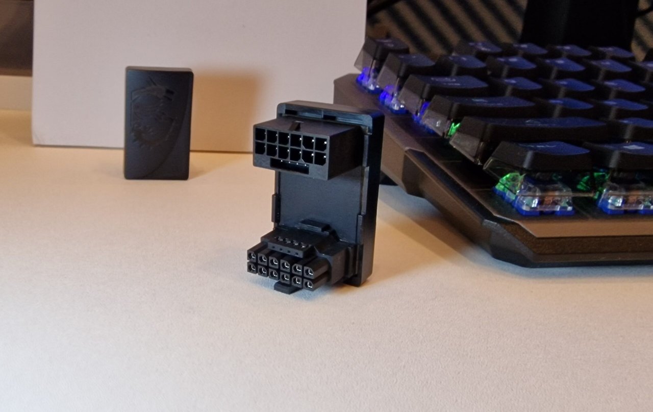 CES 2024: MSI präsentiert gewinkelten 12V-2x6-Adapter für RTX-4000-GPUs