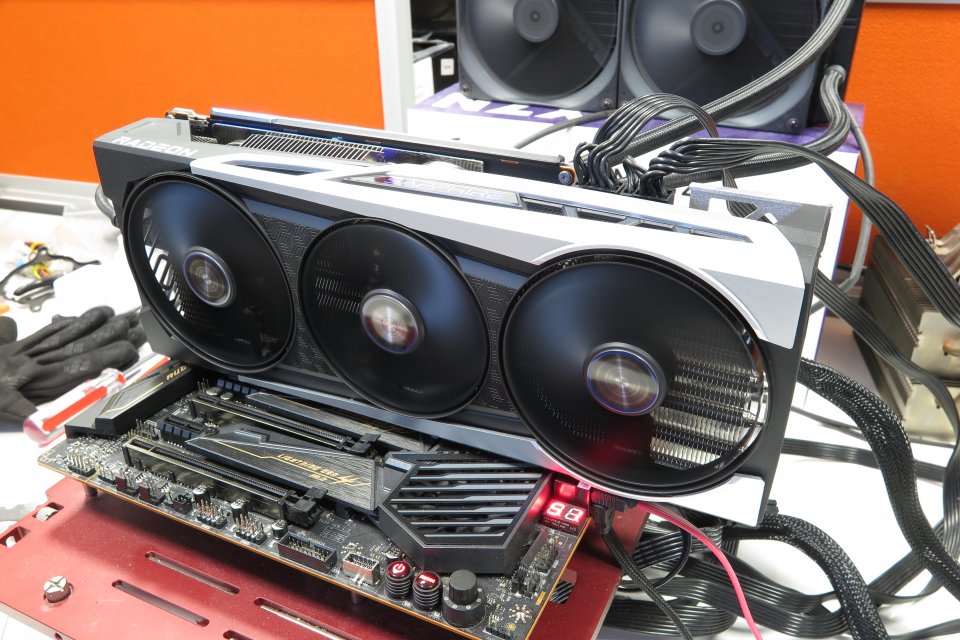 Radeon RX 6800 (XT) und RX 6900 XT - Custom-Designs in der ...