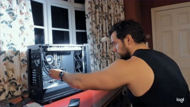 Panorama: Witcher-Darsteller Henry Cavill baut einen Ryzen-PC