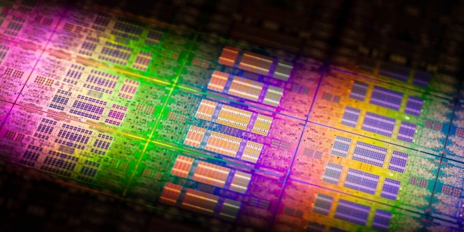 CPU: der8auer zerlegt Intels Itanium inklusive Die-Shots